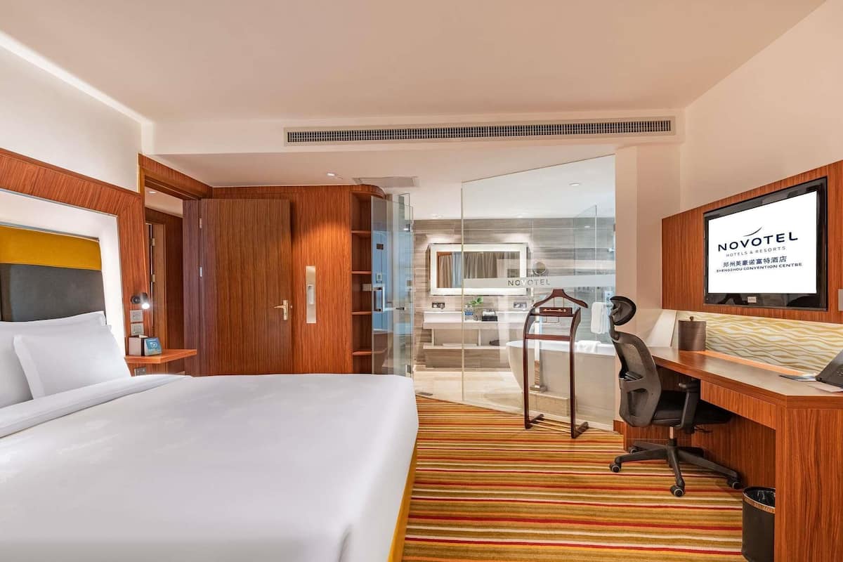 Suite Premier, 1 cama king-size, Vista para a cidade | Minibar grátis, cofre no quarto, com decoração personalizada