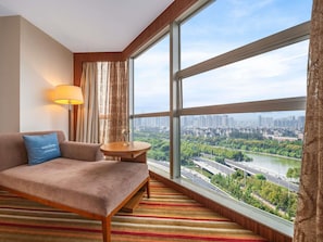 Quarto Premier, 1 cama king-size, no piso executivo | Minibar grátis, cofre no quarto, com decoração personalizada