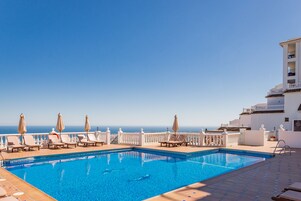 Piscina interior, 2 piscinas exteriores, espreguiçadeiras 