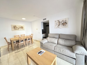 Apartamento Superior, 2 quartos, terraço | Sala de estar | Televisor de ecrã plano de 32 polegadas com canais por cabo 
