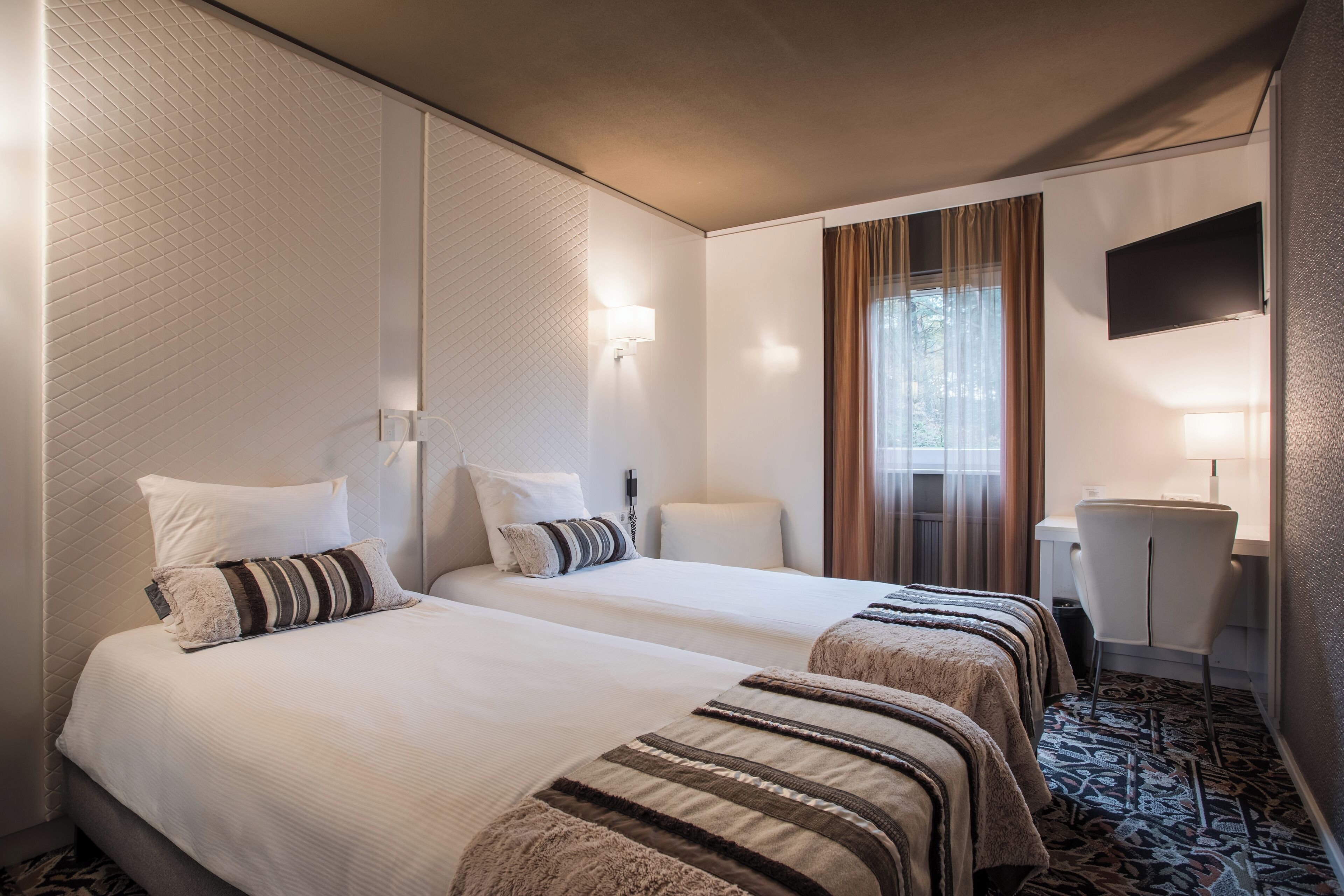 Quarto duplo conforto | Escrivaninha, espaço de trabalho para notebook, cortinas blackout