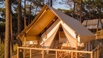 Barraca luxo, 2 quartos (Glamping) | 1 quarto, Wi-Fi de cortesia, roupa de cama