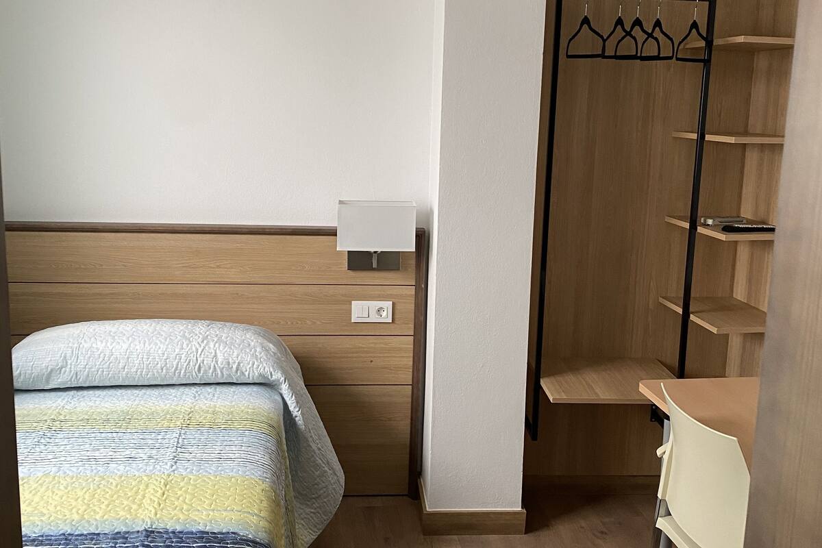 Quarto Individual | Camas de colchão Select Comfort, secretária, quartos insonorizados 