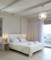 Minibar, cofre no quarto, secretária, quartos insonorizados 