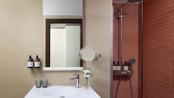Produtos de toalete biodegradáveis, secador de cabelo, toalhas de banho