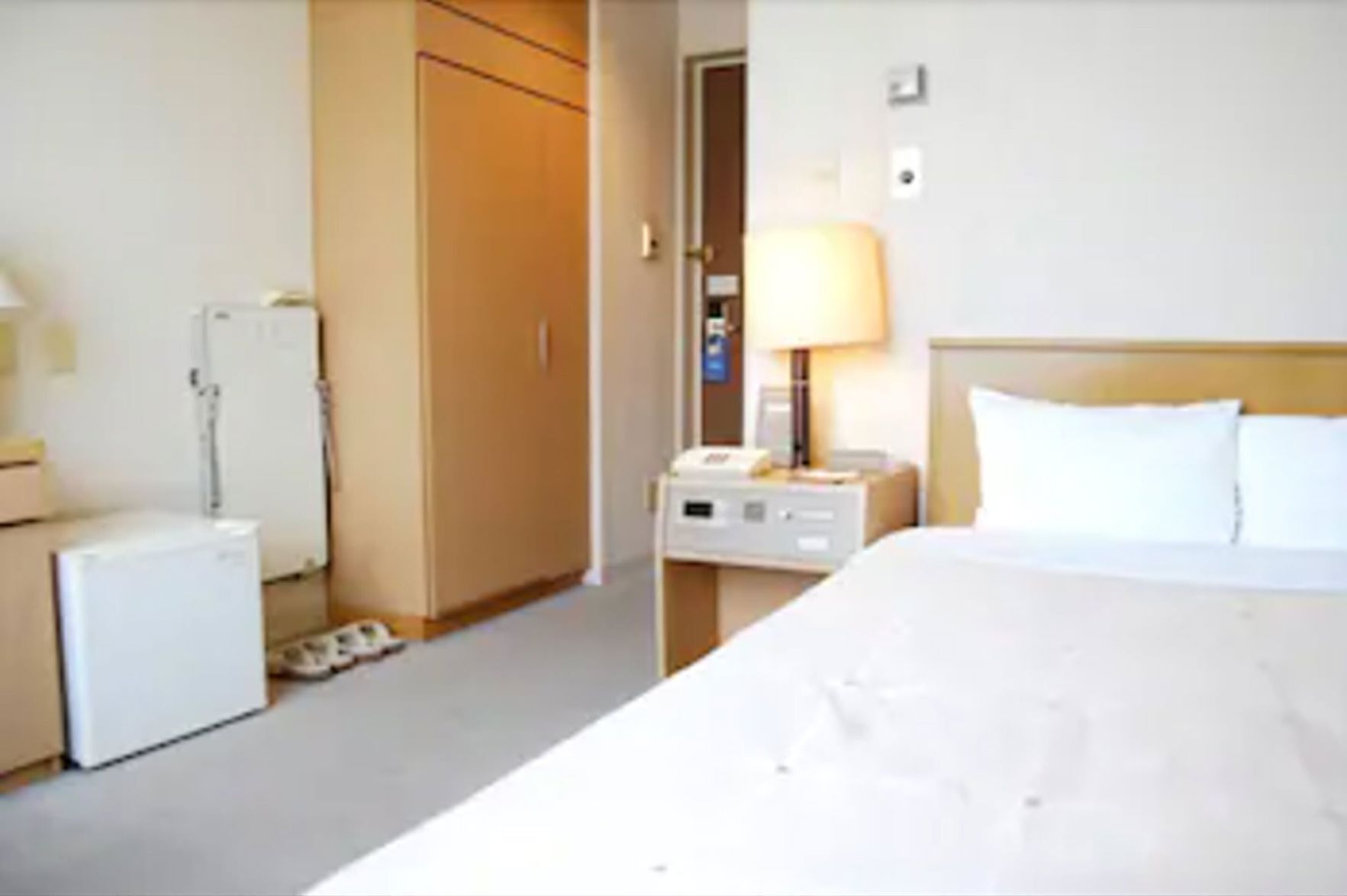 Secretária, internet com fios grátis, roupa de cama fornecida 