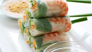 Um prato de rolinhos primavera vietnamitas com molho para acompanhar.