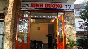 A entrada do HOTEL BINH DUONG IV, com vista clara para o interior e uma placa acima da entrada.