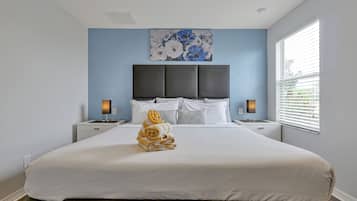Cofre no quarto, com decoração personalizada
