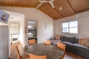 Family Two-Bedroom Cabin with Bunk Beds | Área de estar | TV LCD 30 polegadas com canais via satélite