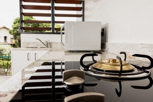 Geladeira grande, micro-ondas, cooktop, cafeteira/chaleira