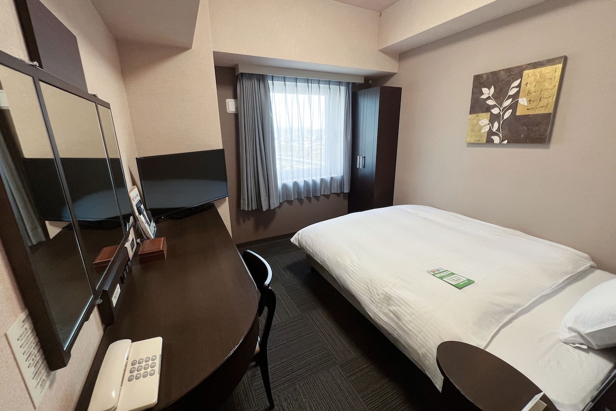 Quarto solteiro, somente para mulheres, para não fumantes | Ferros/tábuas de passar roupa, Wi-Fi de cortesia, roupa de cama