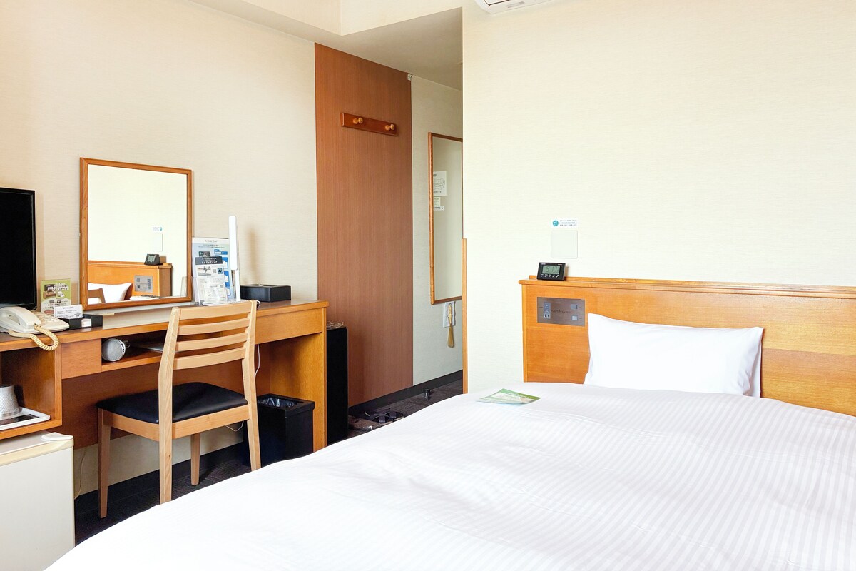 Secretária, Wi-fi grátis, roupa de cama fornecida 
