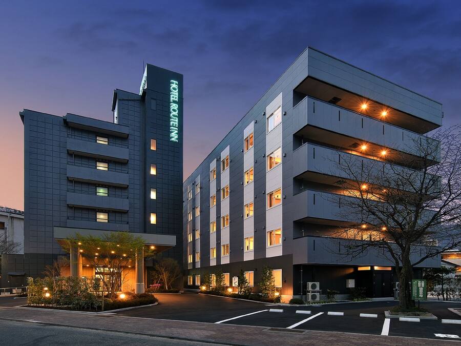 Fachada da propriedade à noite