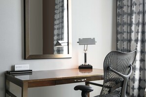 Cofres nos quartos, cortinas blackout, ferros/tábuas de passar roupa