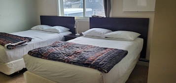 Quarto básico, 2 camas de casal, banheiro compartilhado | Roupas de cama premium, camas com colchões pillow-top