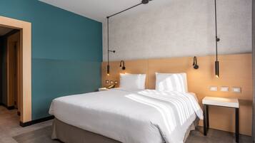 Minibar, cofre no quarto, secretária, cortinas/cortinados opacos