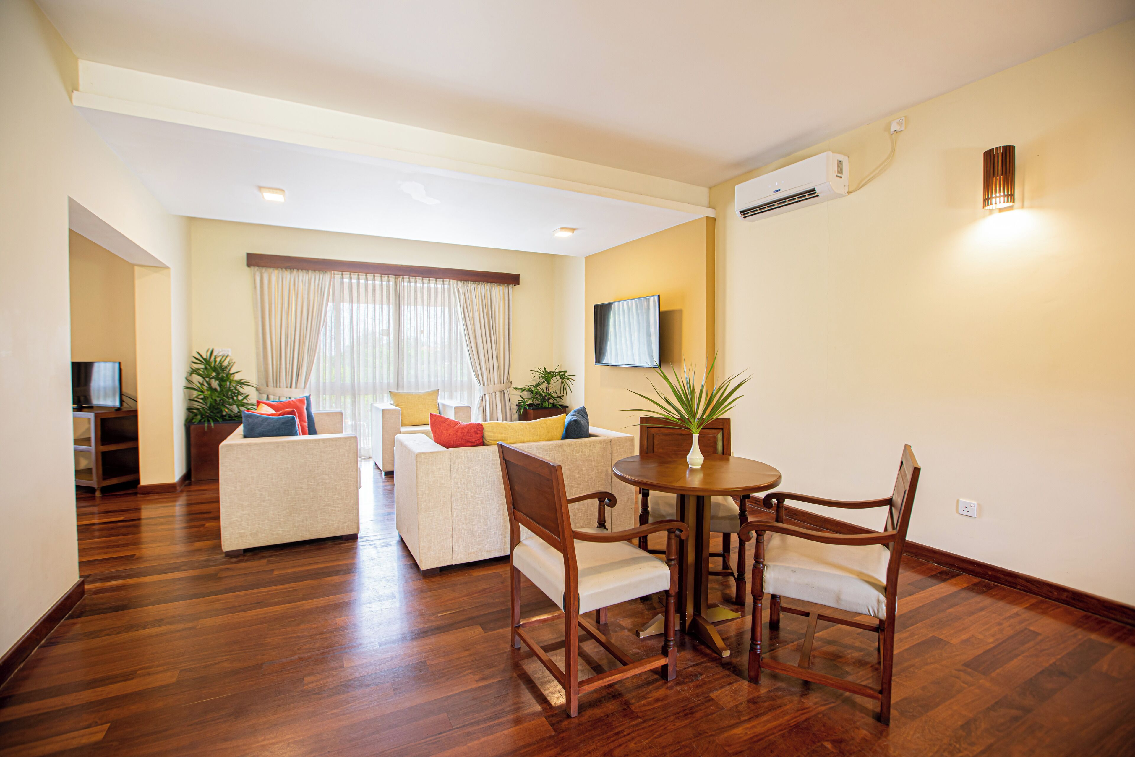 Suite Premier, 1 quarto, vista para o jardim, junto ao jardim | Sala de estar | Televisor de 20 polegadas com canais via satélite 