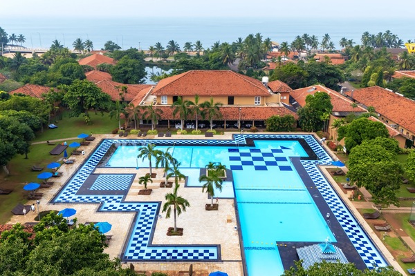 Piscina externa, espreguiçadeiras