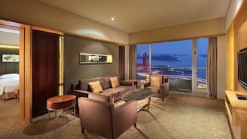 Suite (Yangtze river) | Sala de estar | Televisor LCD, leitor de DVD, base para iPod, base para leitor de MP3