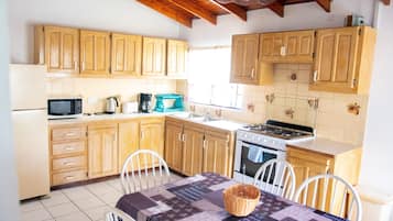 Apartamento, 3 quartos, vista para a marina | Refeições no quarto