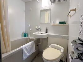 Artigos de higiene pessoal grátis, um secador de cabelo, chinelos 