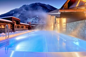 Piscina interna, piscina externa, funciona das 8h às 18h, guarda-sóis
