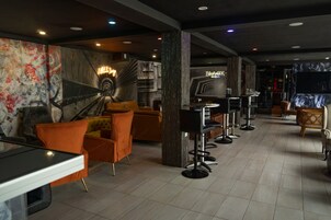 2 bares/lounges, um bar junto à piscina 