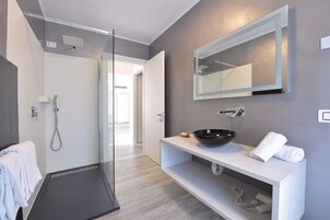 Apartamento Premium, 1 cama queen-size e sofá-cama, vista para a montanha | Casa de banho | Um polibã, um chuveiro fixo, artigos de higiene ecológicos