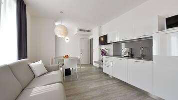 Apartamento Premium, 1 cama queen-size e sofá-cama, vista para a montanha | Cozinha privada | Um forno