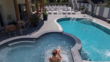 Piscina externa, funciona das 10h30 às 20h30, espreguiçadeiras