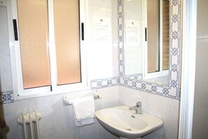 Secador de cabelo, toalhas de banho