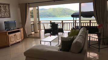 Villa Standard, 2 quartos, cozinha, vista para o oceano | Sala de estar | Televisor, leitor de DVD