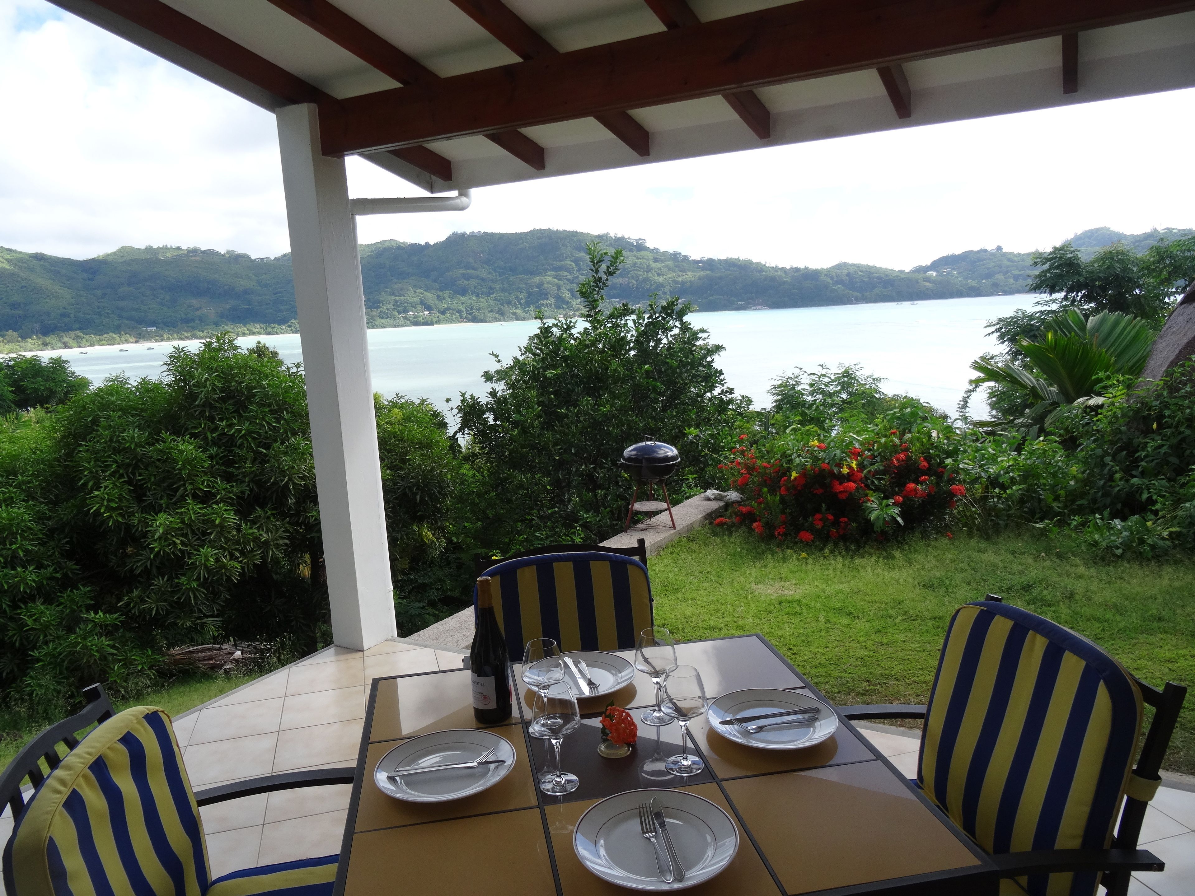 Mesa posta para dois com vista para um lago e montanhas.
