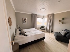 Apartamento família, 3 quartos | 1 quarto, roupas de cama premium, cortinas blackout