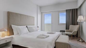Premium Family Suite with Kitchenette | Cofre no quarto, cortinas/cortinados opacos, quartos insonorizados
