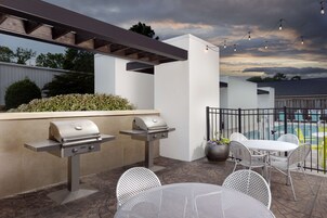 Piscina exterior, espreguiçadeiras 