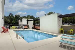 Piscina exterior, espreguiçadeiras 