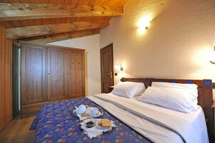 Apartamento Standard, 1 quarto, vista para a montanha | Refeições no quarto