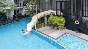 Piscina externa, barracas de cortesia, guarda-sóis