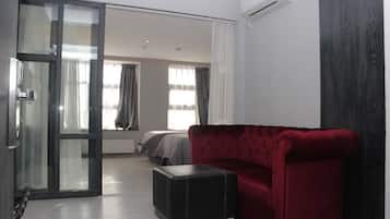 Minibar, cofre no quarto, secretária, cortinas/cortinados opacos