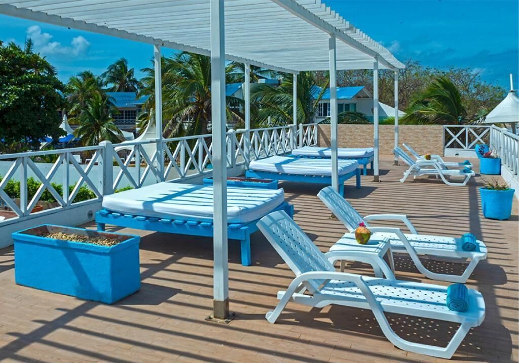 Terraço com espreguiçadeiras