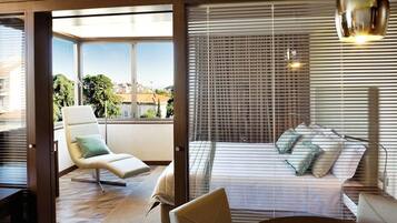 1 quarto, minibar, cofre com capacidade para portátil, secretária