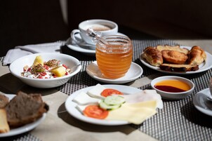 Café da manhã com buffet todos os dias mediante uma taxa