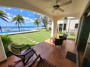 Condo standard, 2 quartos, vista para o oceano, de frente para a praia | Terraço/pátio