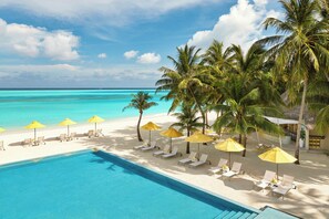 4 bares/lounges, 2 bares na praia, um bar junto à piscina 