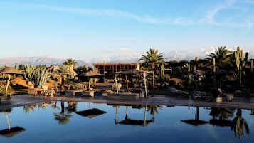 Piscina exterior, guarda-sóis, espreguiçadeiras