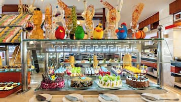 2 restaurantes: servem almoços e jantares