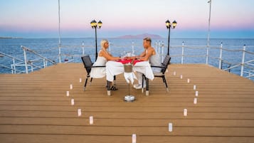2 restaurantes: servem almoços e jantares