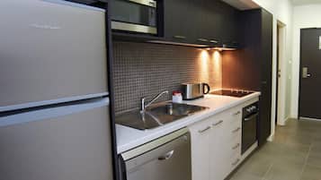 Geladeira grande, micro-ondas, cooktop, cafeteira/chaleira